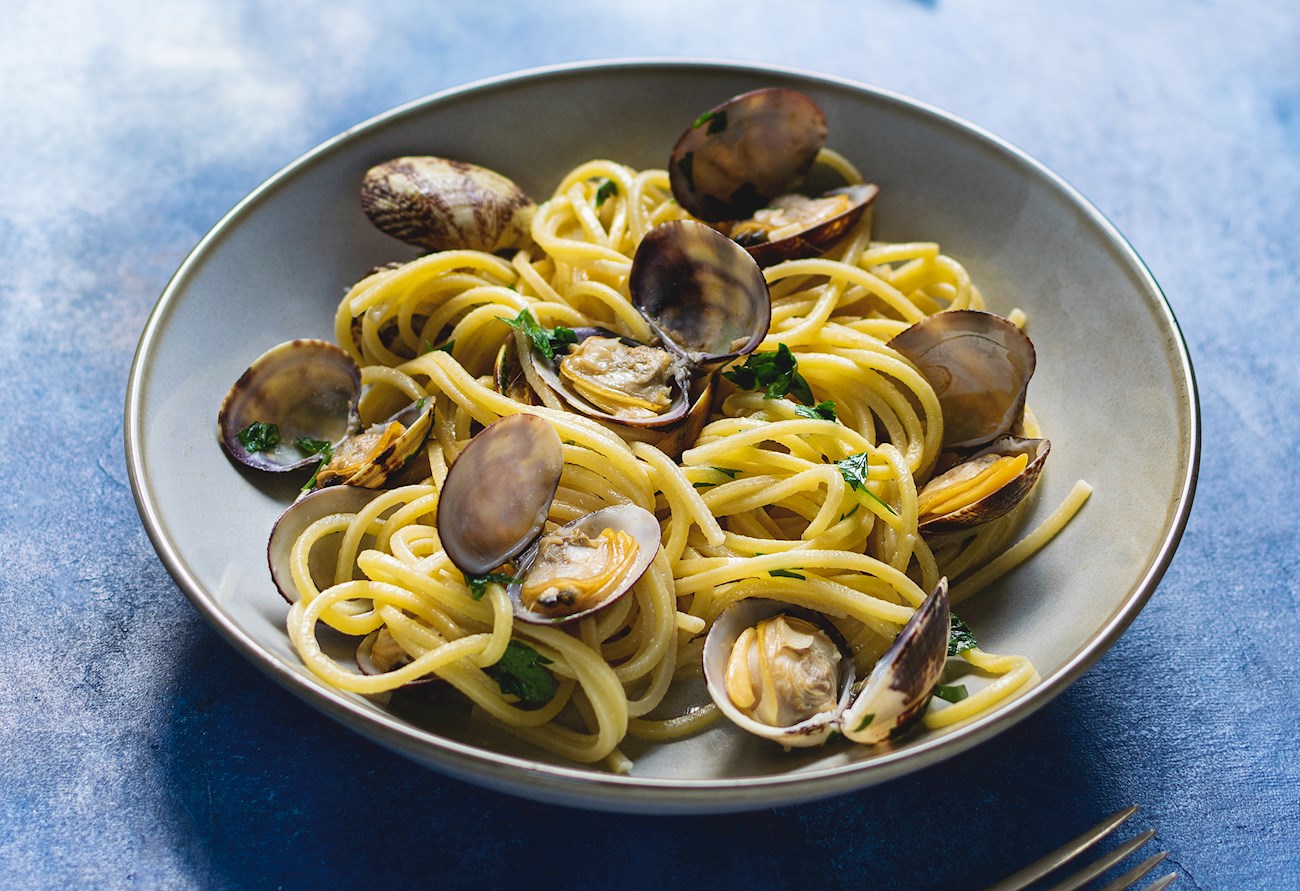 Spaghetti Alle Vongole | Traditional Pasta From Naples, Italy | TasteAtlas